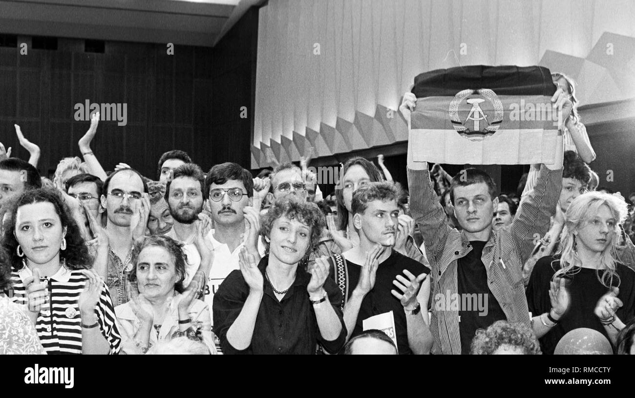 18 march 1990 hi-res stock photography and images - Alamy