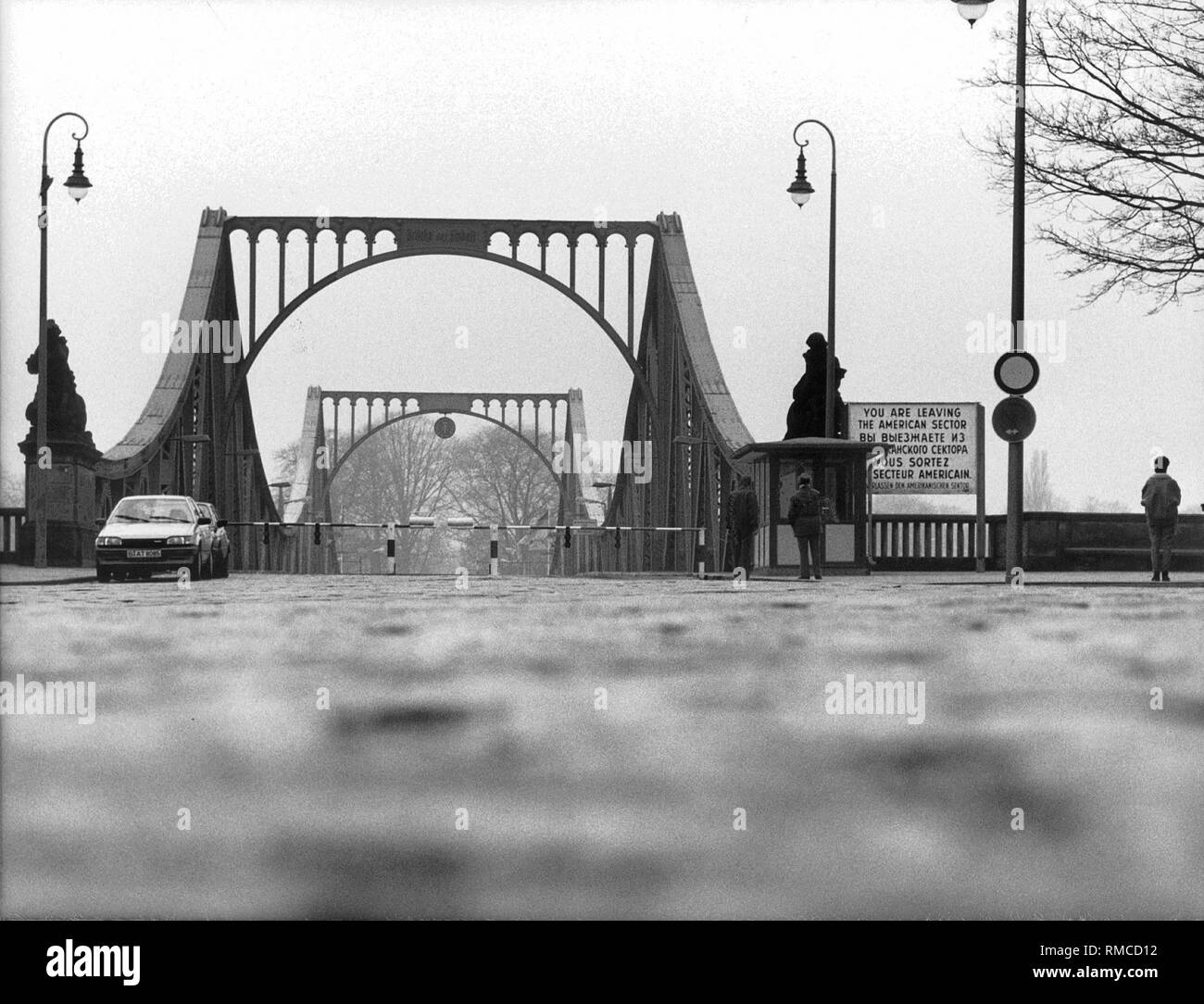Border crossing Glienicker Bridge (Bridge of Unity) in Berlin Stock ...