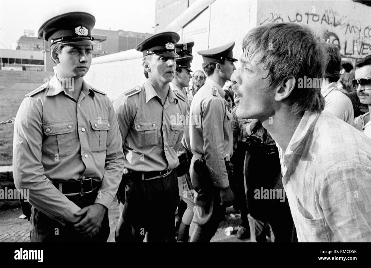 Gdr border guards hi-res stock photography and images - Alamy