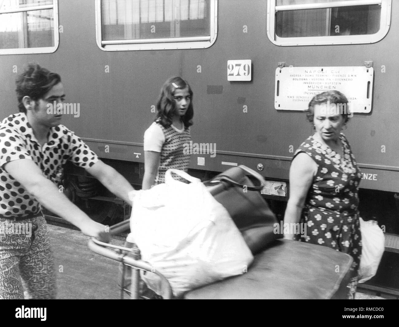 Arrival of guest workers at the Munich Hauptbahnhof Stock Photo - Alamy