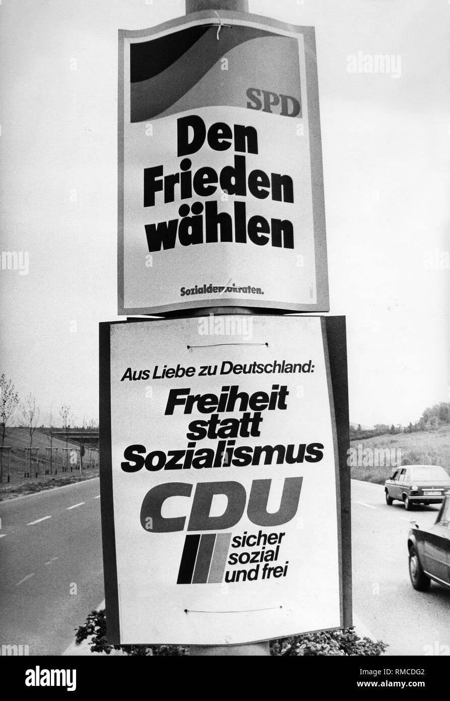 Election posters of the parties, the SPD promotes with "Choosing peace ...