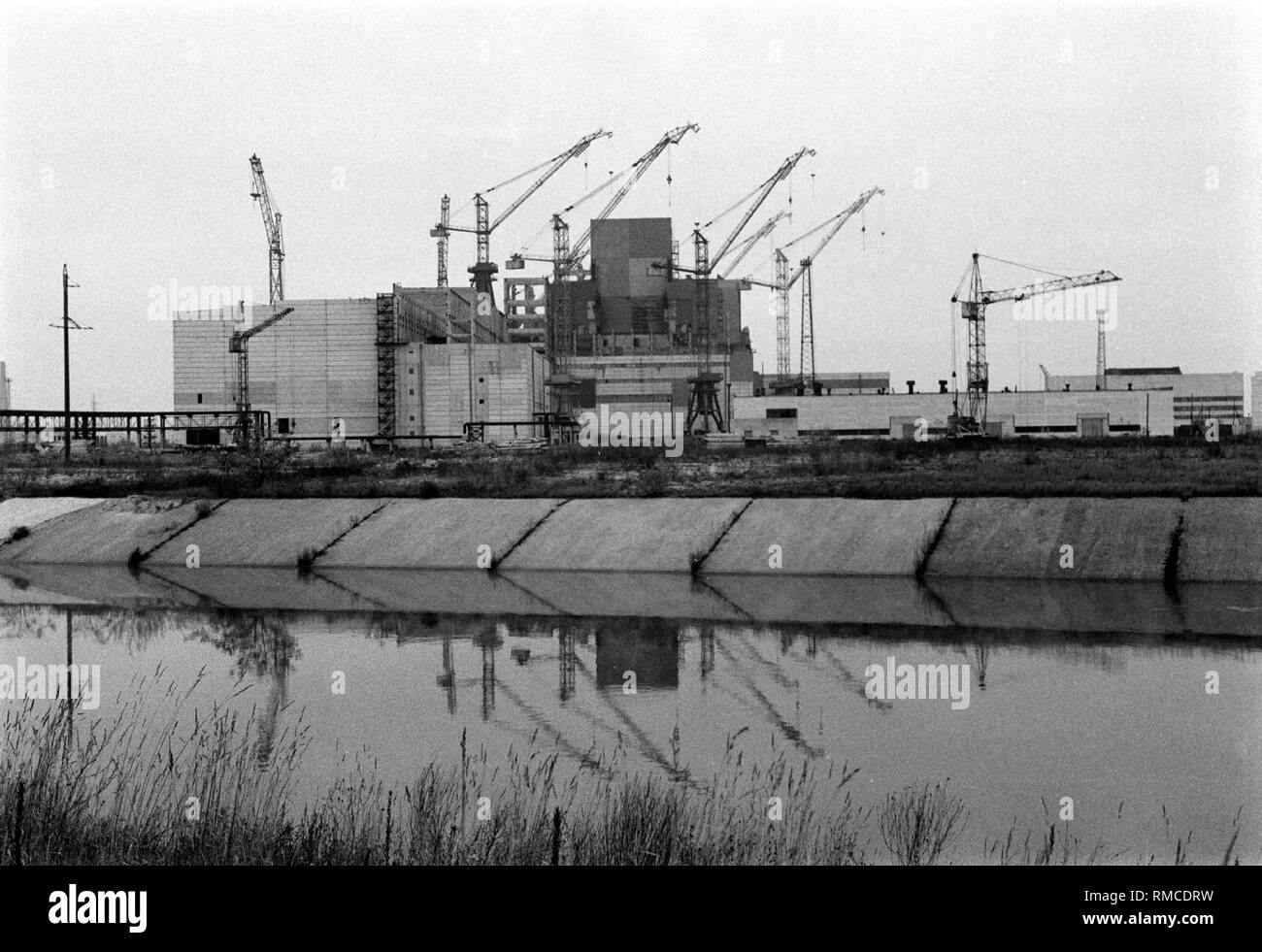 The Chernobyl disaster reactor in the concrete sarcophagus Stock Photo ...