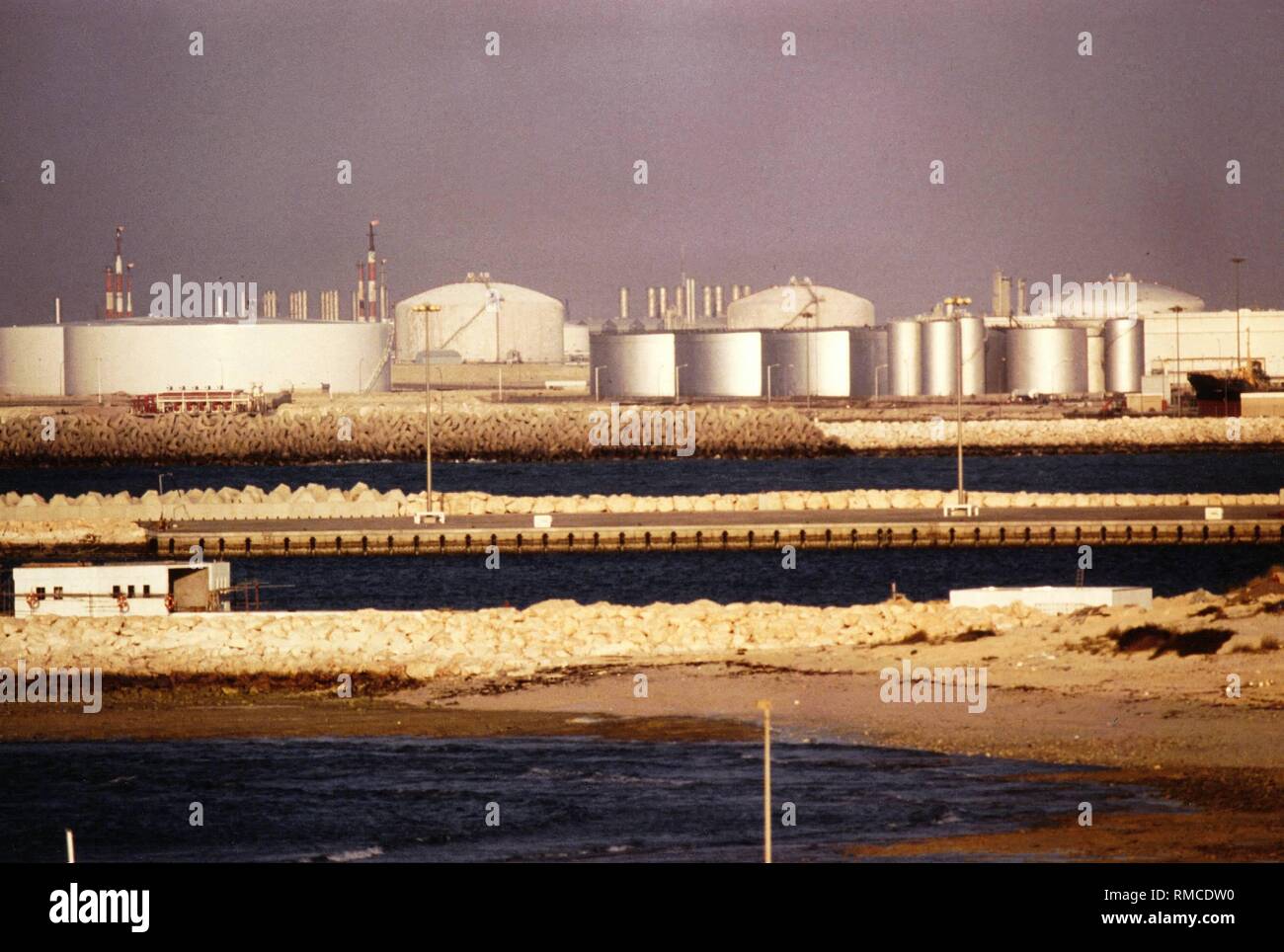 Dubai oil refinery hi-res stock photography and images - Alamy