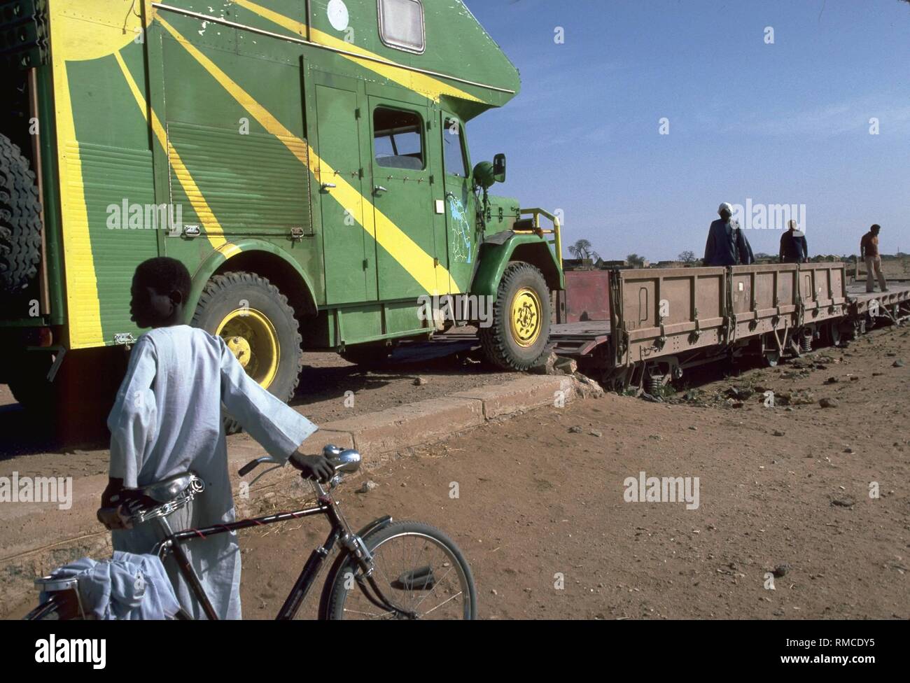 From the road to the rail: A mobile home is being loaded onto a freight ...