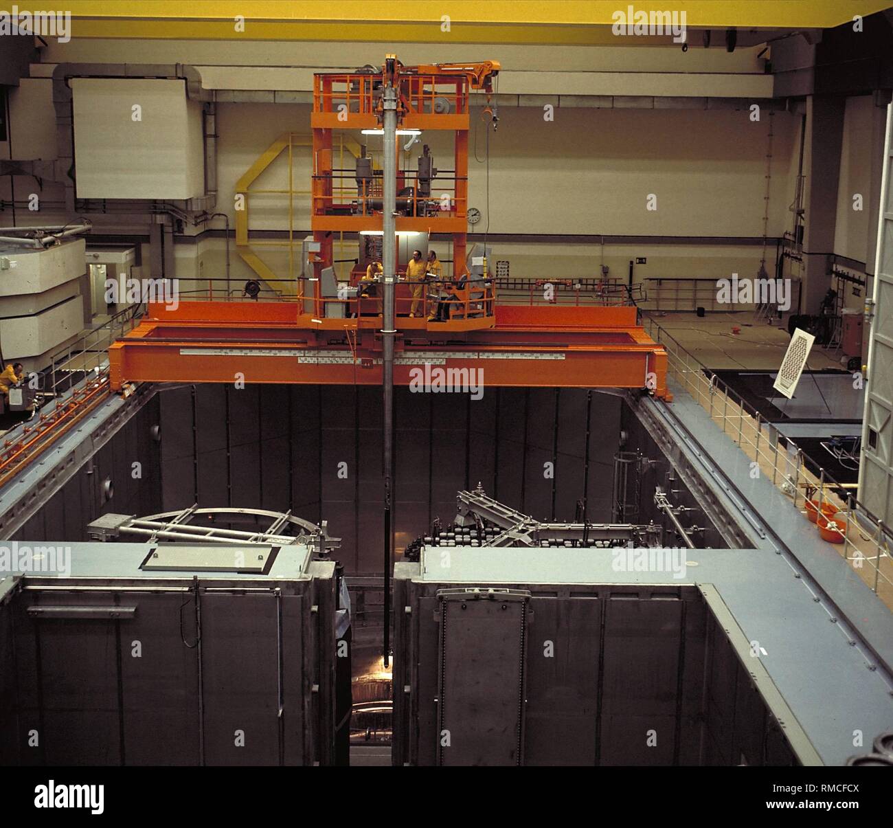 The nuclear power plant Isar 1 in Ohu: refueling with open reactor ...