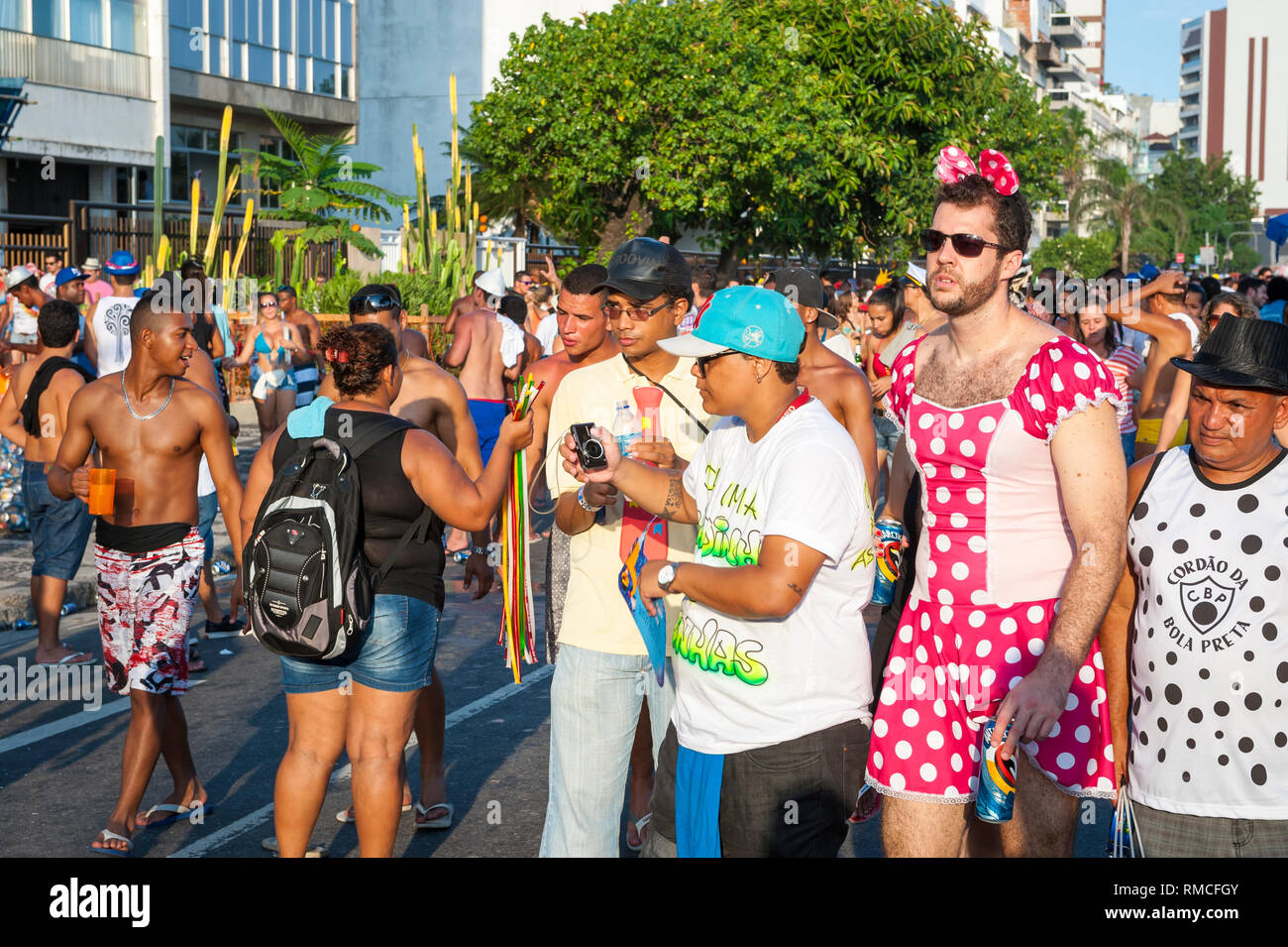 RIO DE JANEIRO - JANUARY 20, 2015: An afternoon banda street party in ...