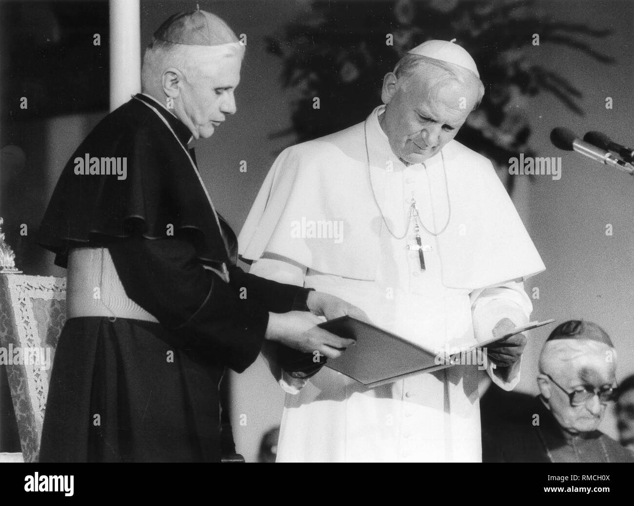Pope Ratzinger High Resolution Stock Photography and Images - Alamy