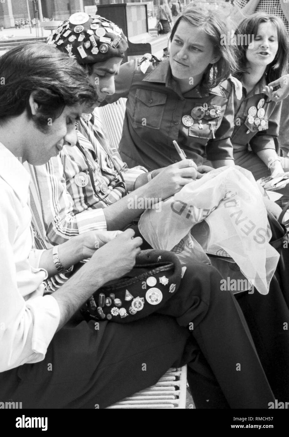 Students meet Black and White Stock Photos & Images - Alamy