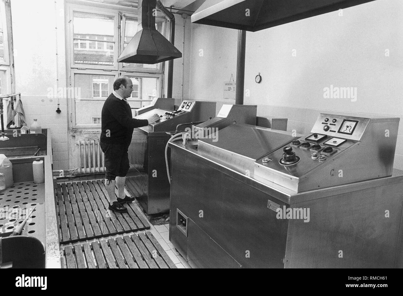 Employee at a machine in the cliche-etch production area Stock Photo ...