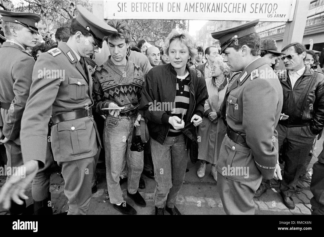GDR border guards inspect the ID cards of GDR citizens, who return to ...
