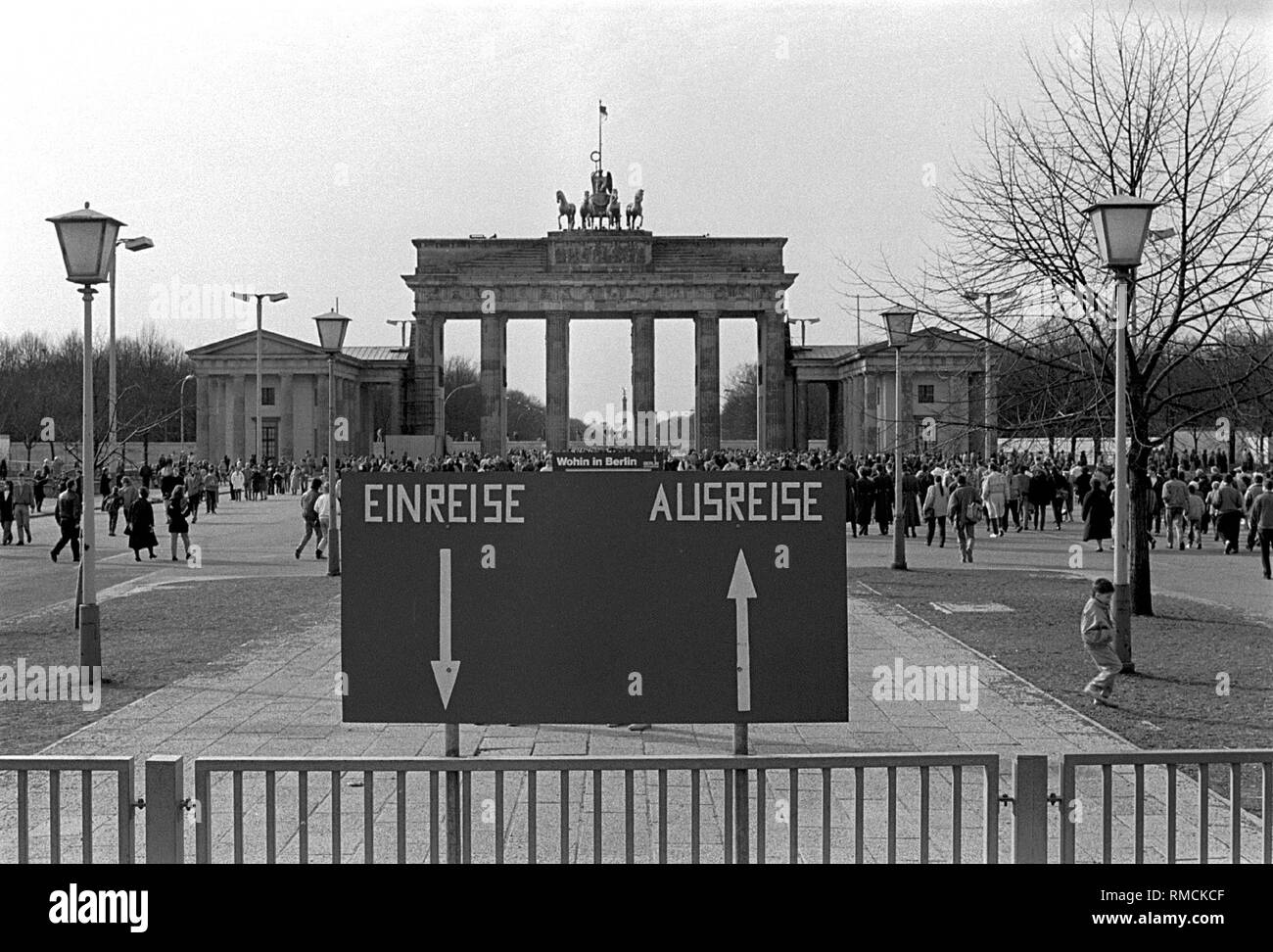 At the Brandenburg Gate (border crossing), entry / exit, Berlin-Mitte ...