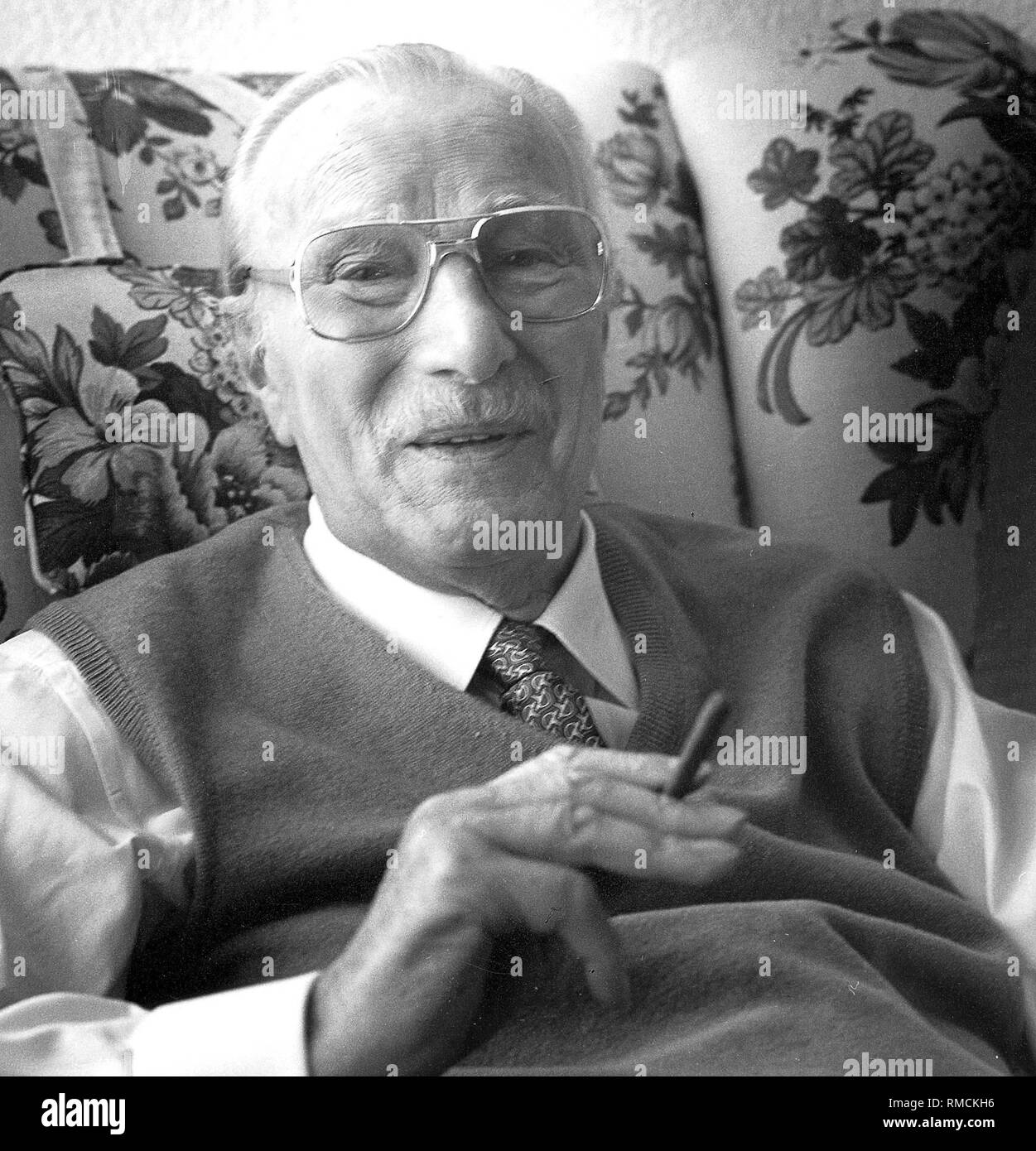 The movie held Black and White Stock Photos & Images - Alamy