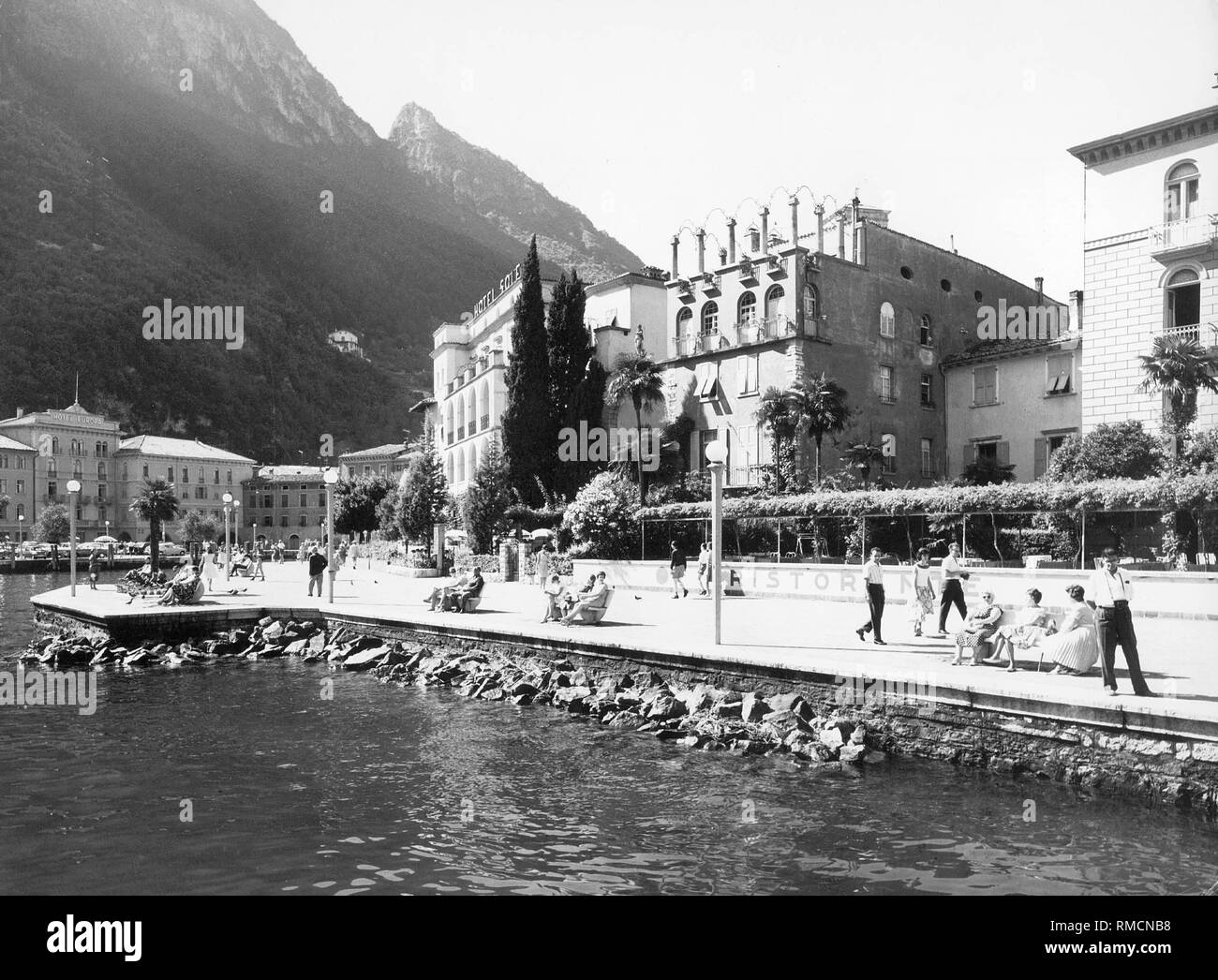 Tourists are walking Black and White Stock Photos & Images - Alamy