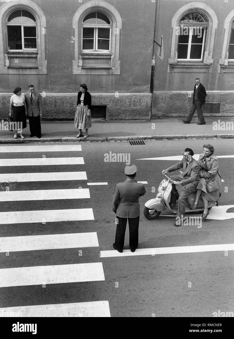 Policeman crosswalk hi-res stock photography and images - Alamy
