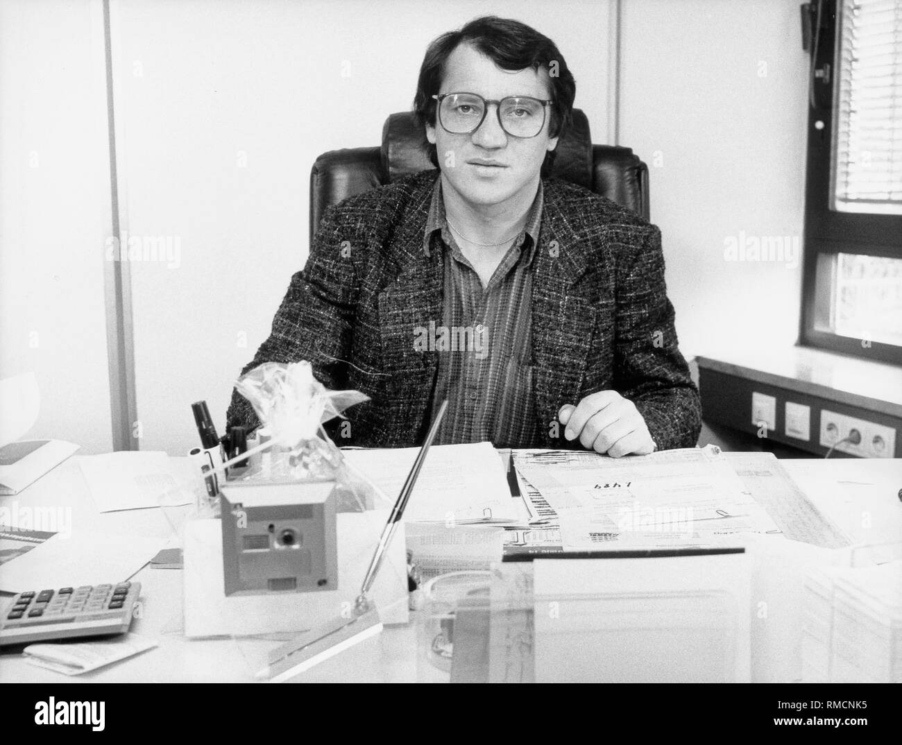 Felix Magath as manager of the football club HSV at his desk Stock ...