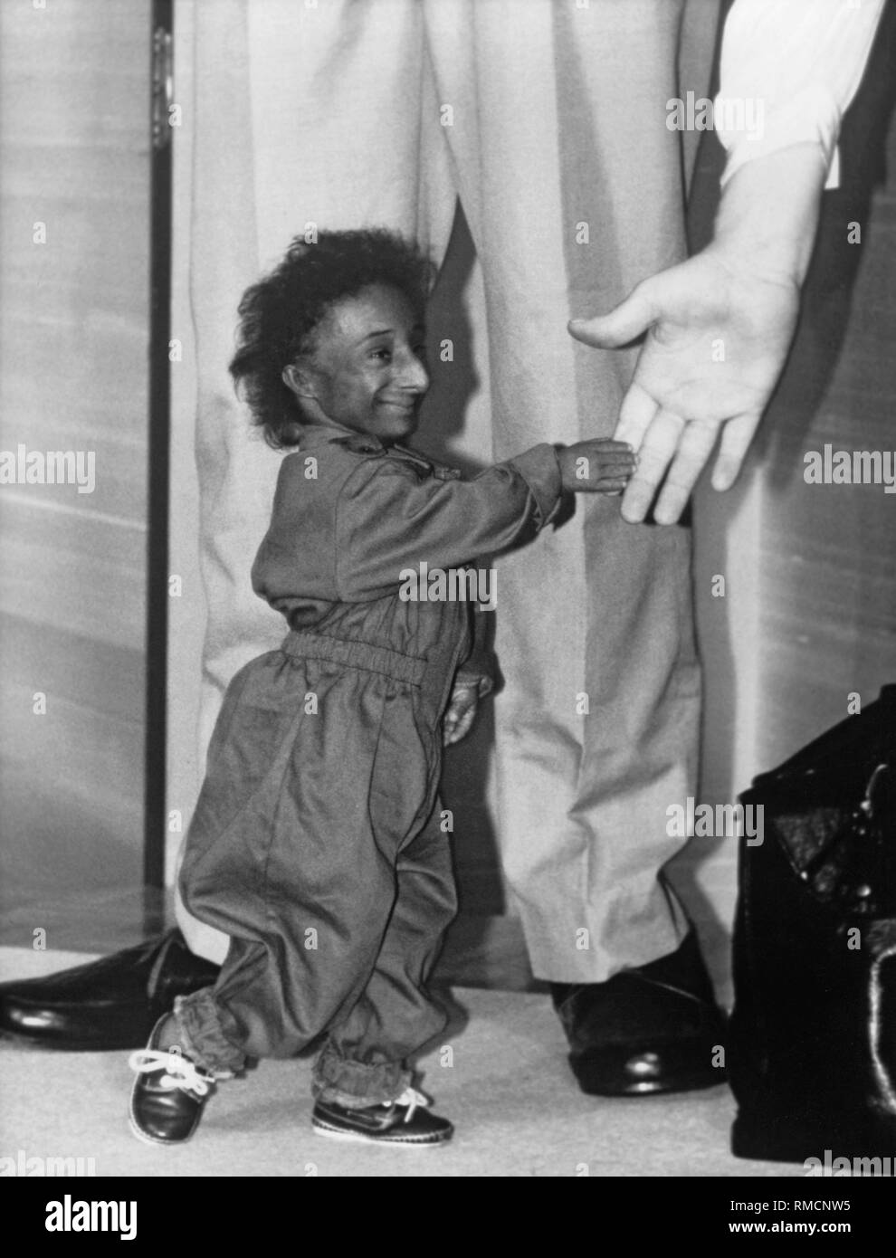 The Smallest Man In The World Nelson De La Rosa From Santo Domingo Is Only 60 Centimeters Here