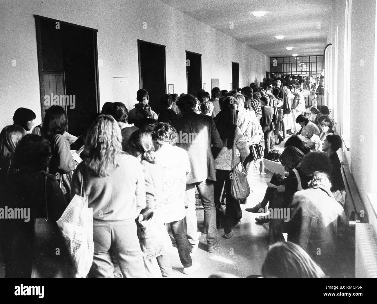 University admission queue hi-res stock photography and images - Alamy