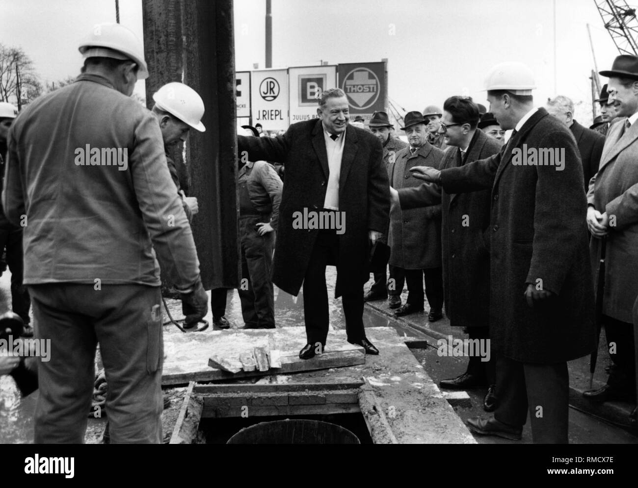 The Bavarian Prime Minister Alfons Goppel (middle) at the start of ...