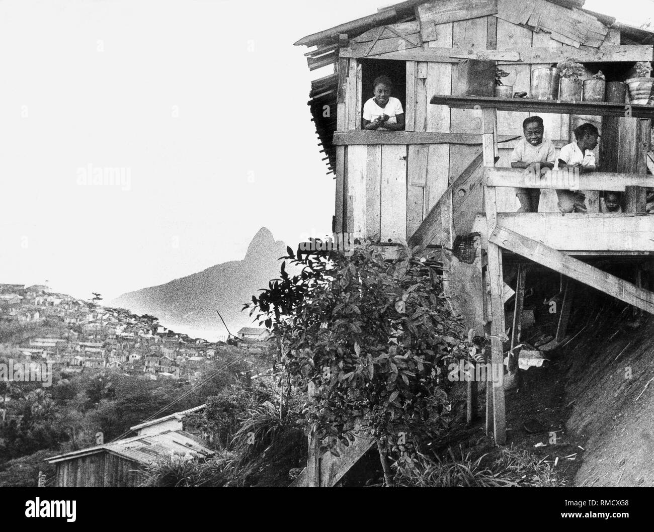 Slums poor children historical hi-res stock photography and images - Alamy