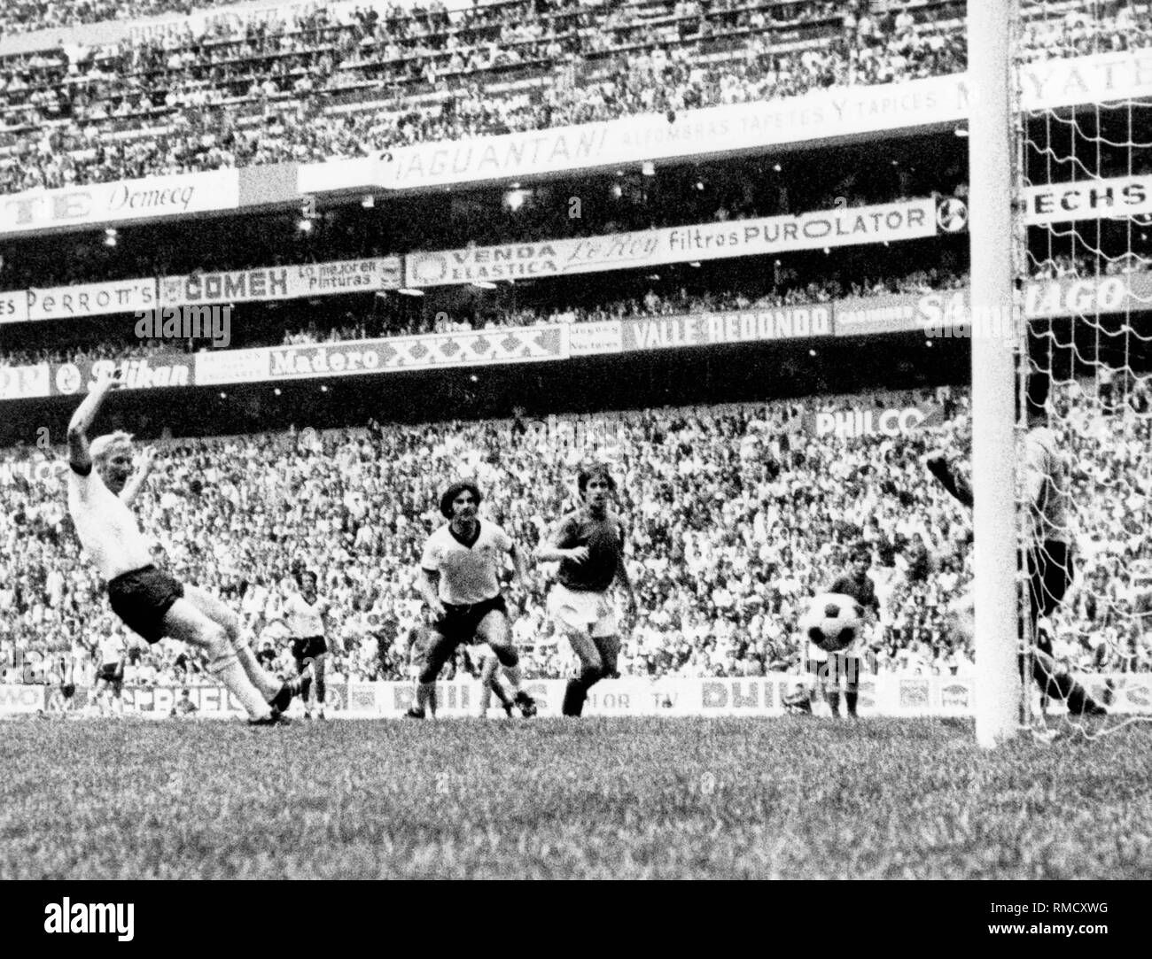 Karl heinz schnellinger hi-res stock photography and images - Alamy