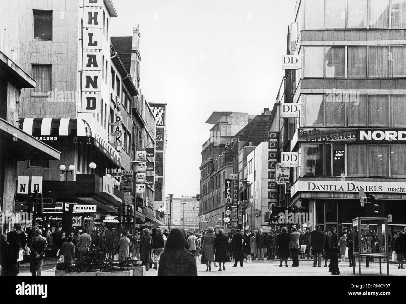 The busy pedestrian zone Kettwiger Strasse in Essen Stock Photo - Alamy