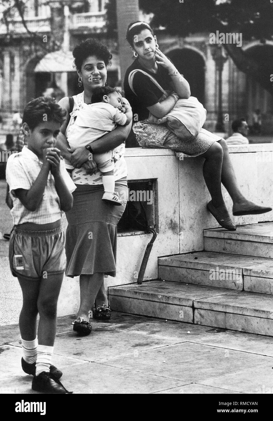Havana cuba cuban woman mother family hi-res stock photography and ...