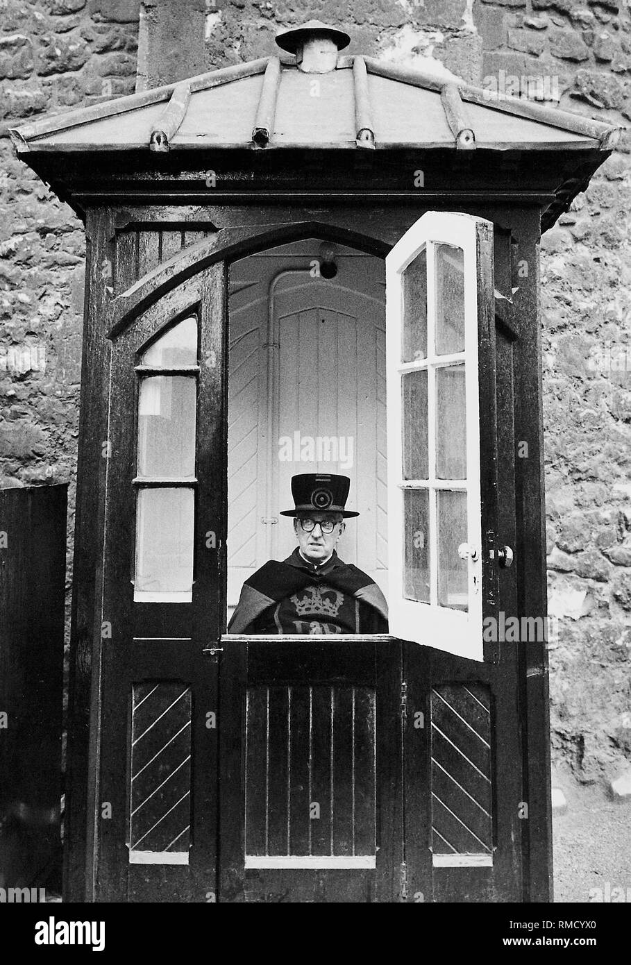 Member of the London Tower Guard in his guardhouse Stock Photo - Alamy