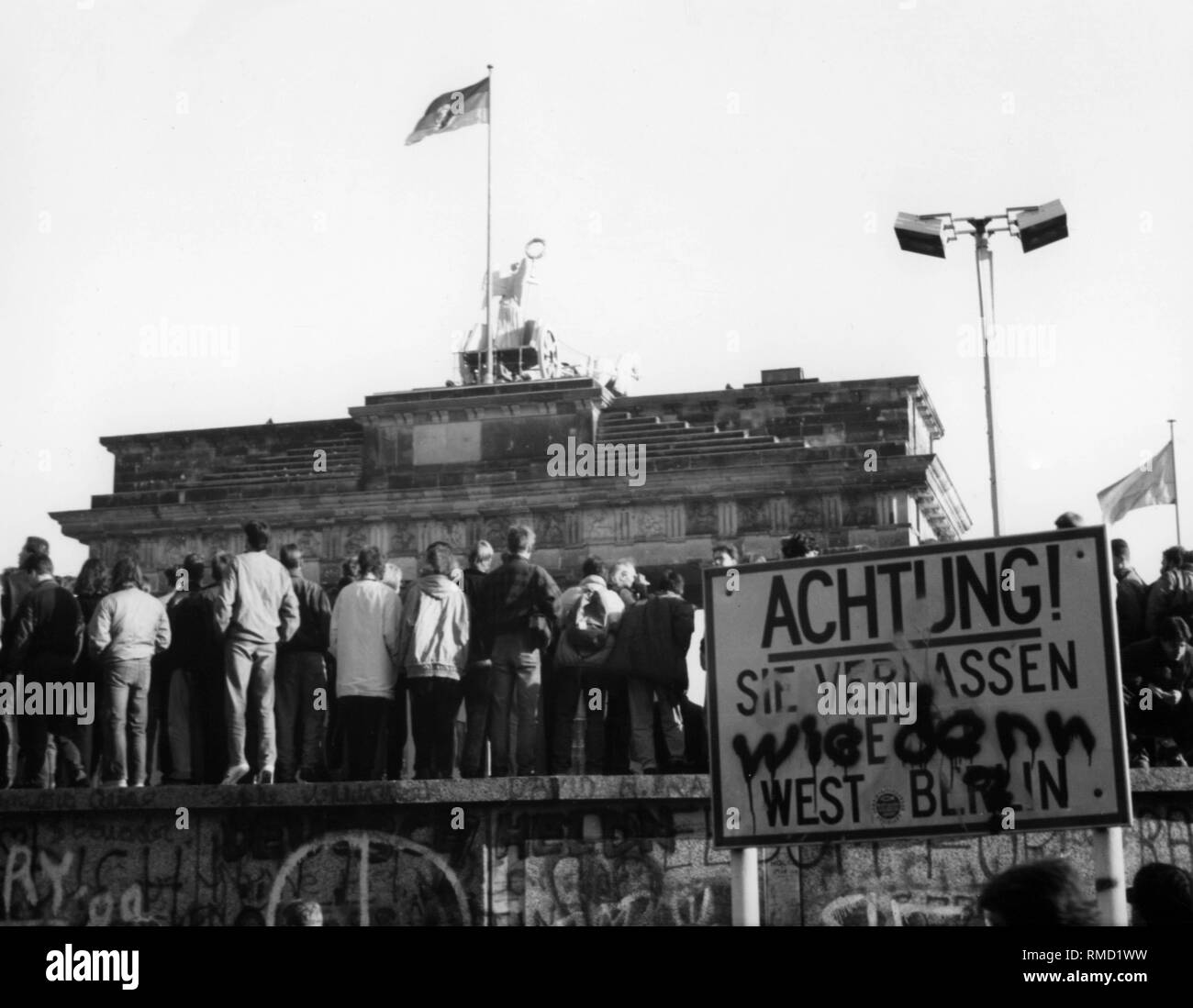 Berlin wall 1989 hi-res stock photography and images - Alamy