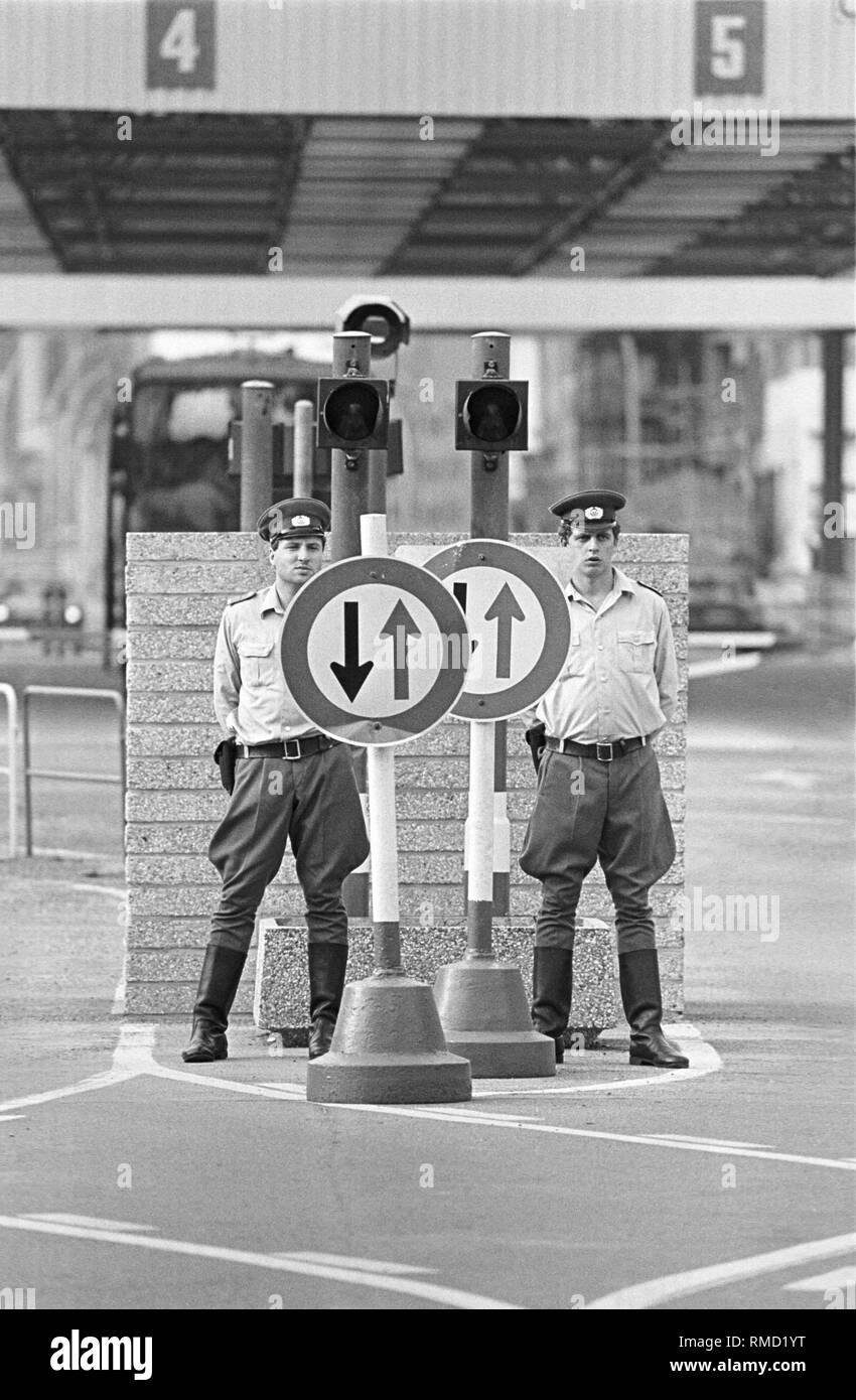 GDR border guards at the border crossing in Friedrichstrasse ...