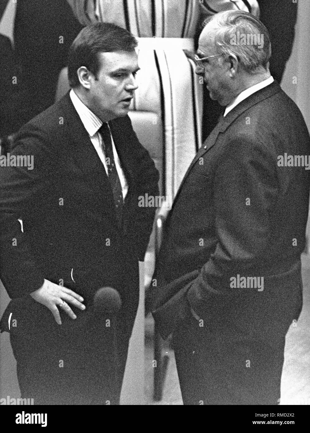 The deputy CDU parliamentary leader Volker Ruehe with Chancellor Kohl ...
