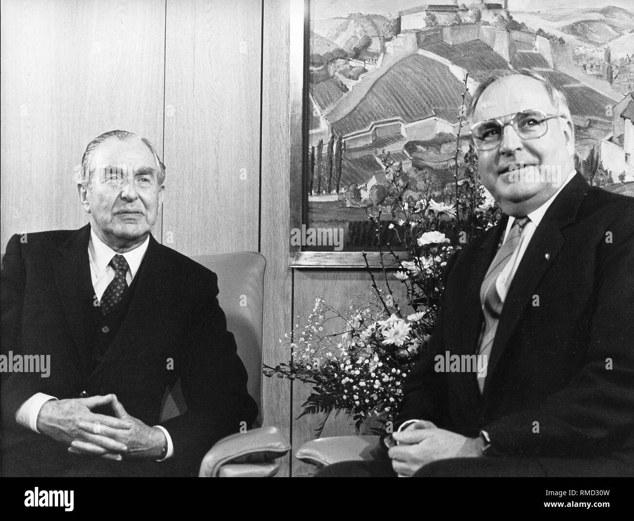 Israeli President Chaim Herzog with Chancellor Helmut Kohl in Bonn ...