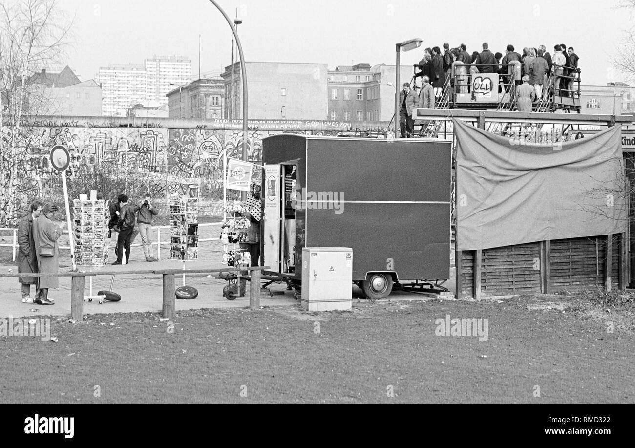 Berlin wall tourists Black and White Stock Photos & Images - Alamy