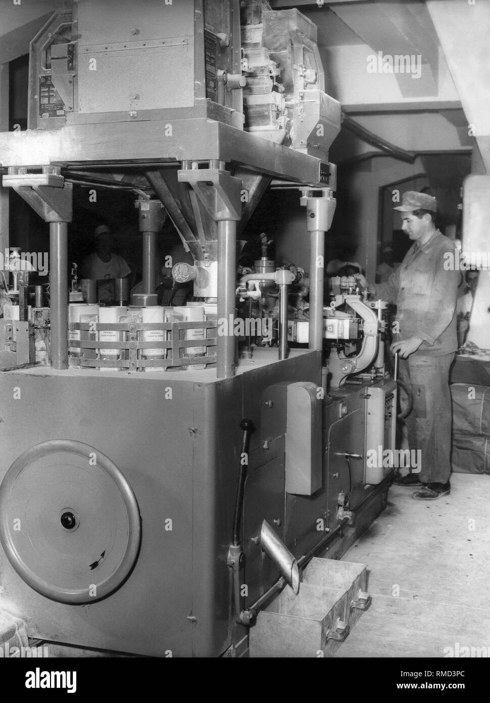 Factory in 1950s worker hi-res stock photography and images - Alamy