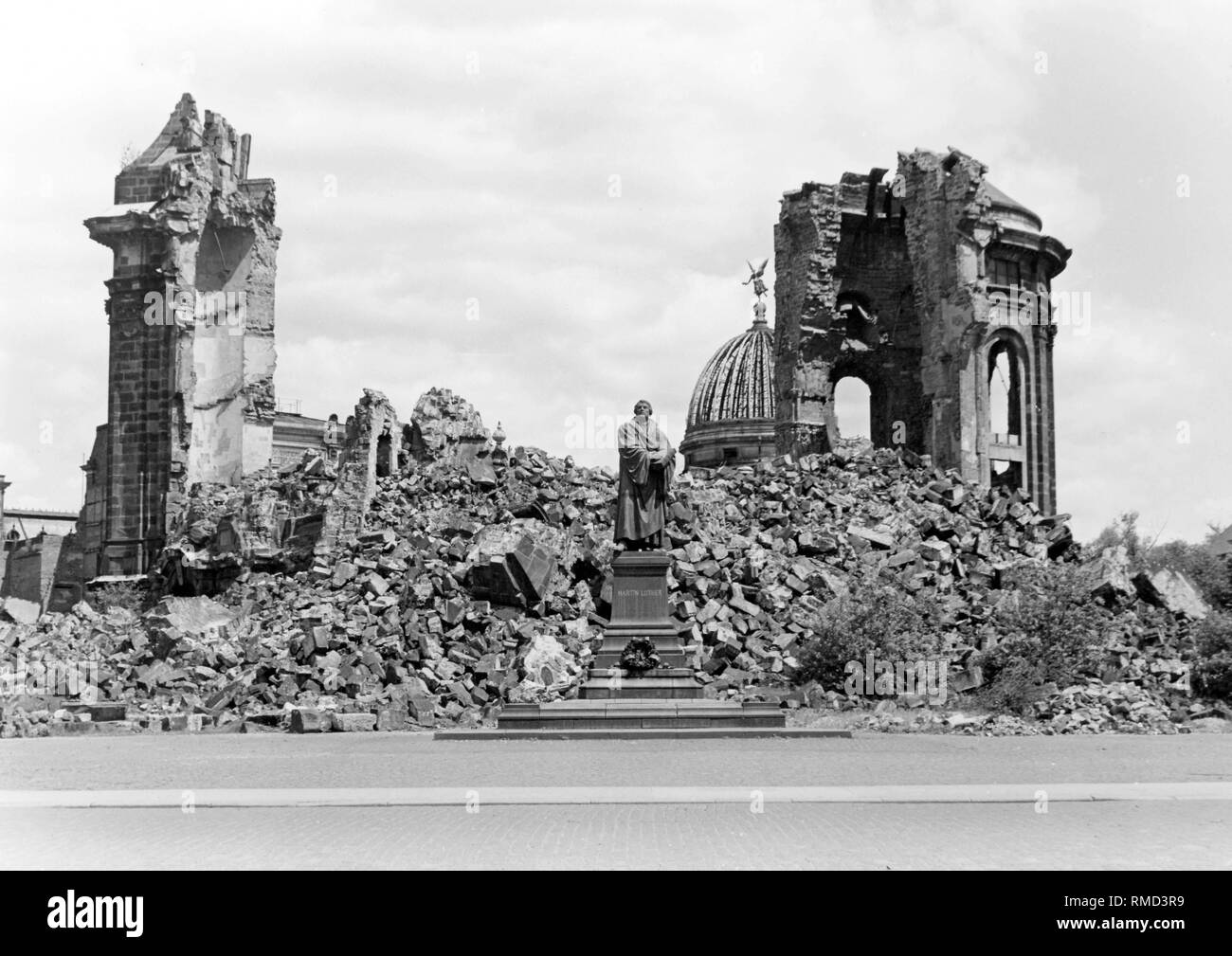 January 4 1970 Black and White Stock Photos & Images - Alamy
