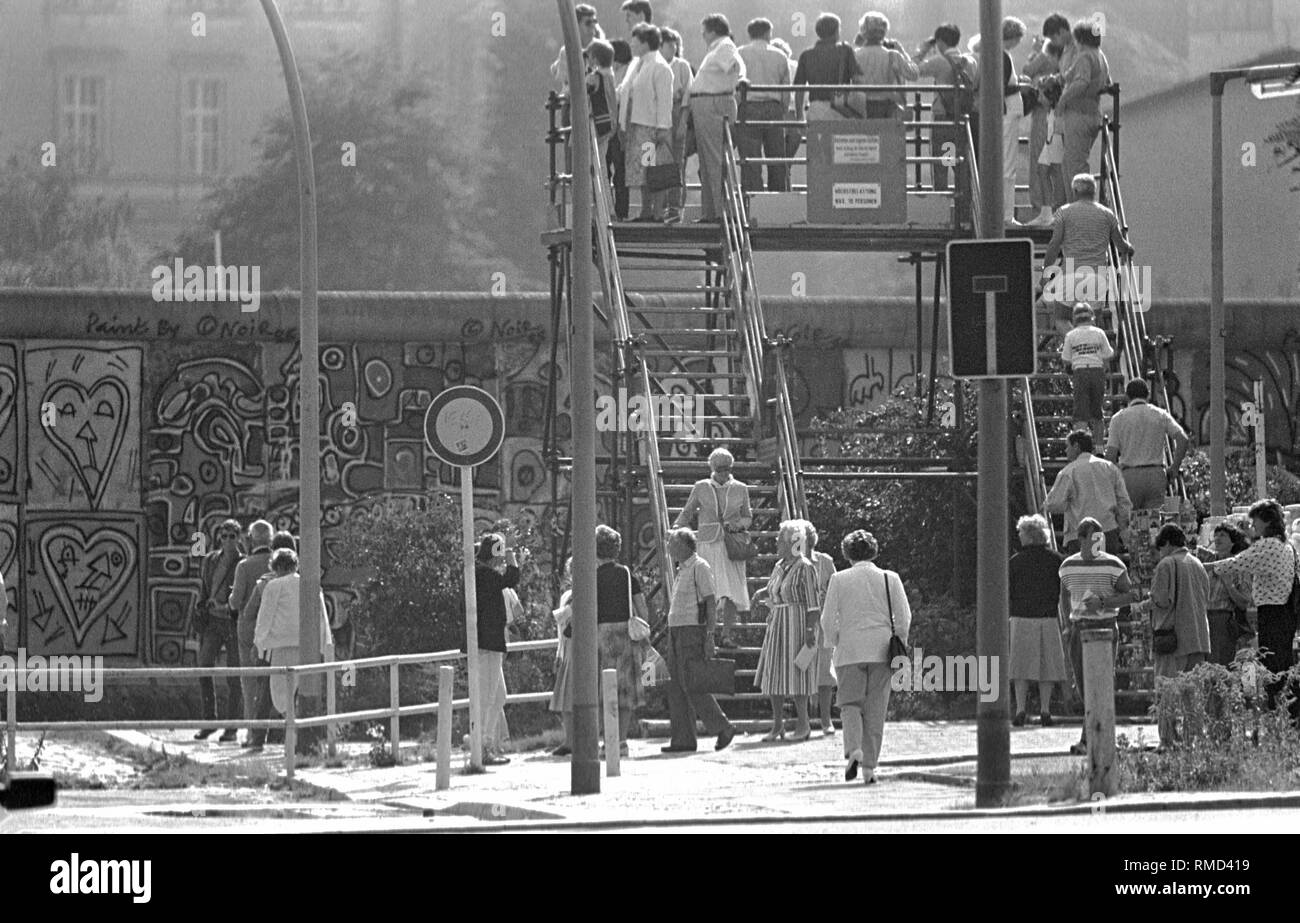 Berlin wall tourists Black and White Stock Photos & Images - Alamy