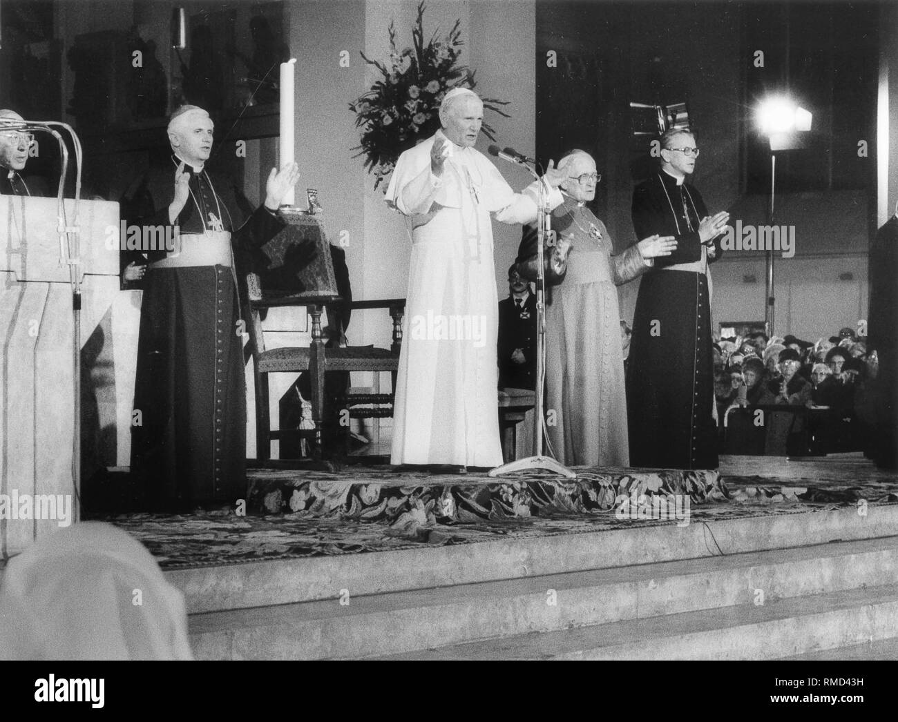 1980 Catholic Mass High Resolution Stock Photography and Images - Alamy