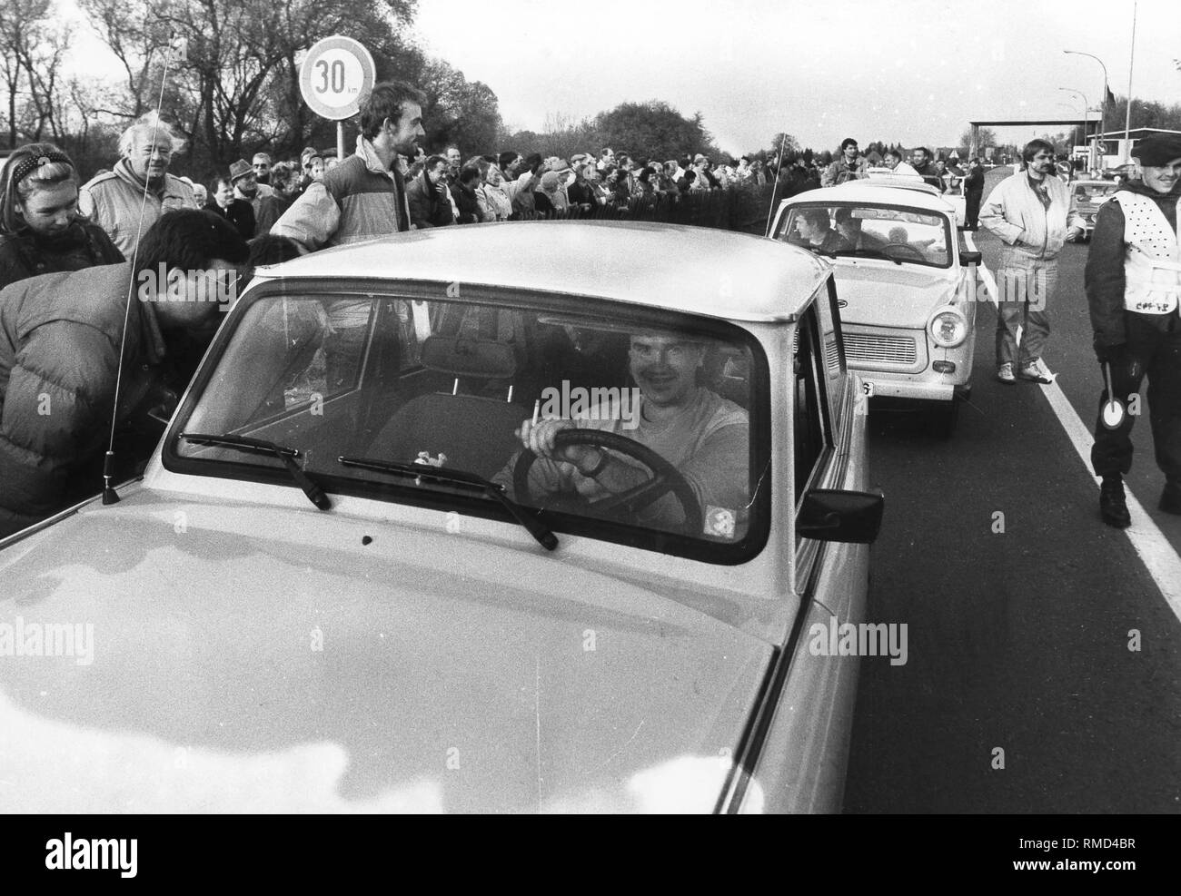 Trabants driving through a crowd at the Duderstadt border crossing ...