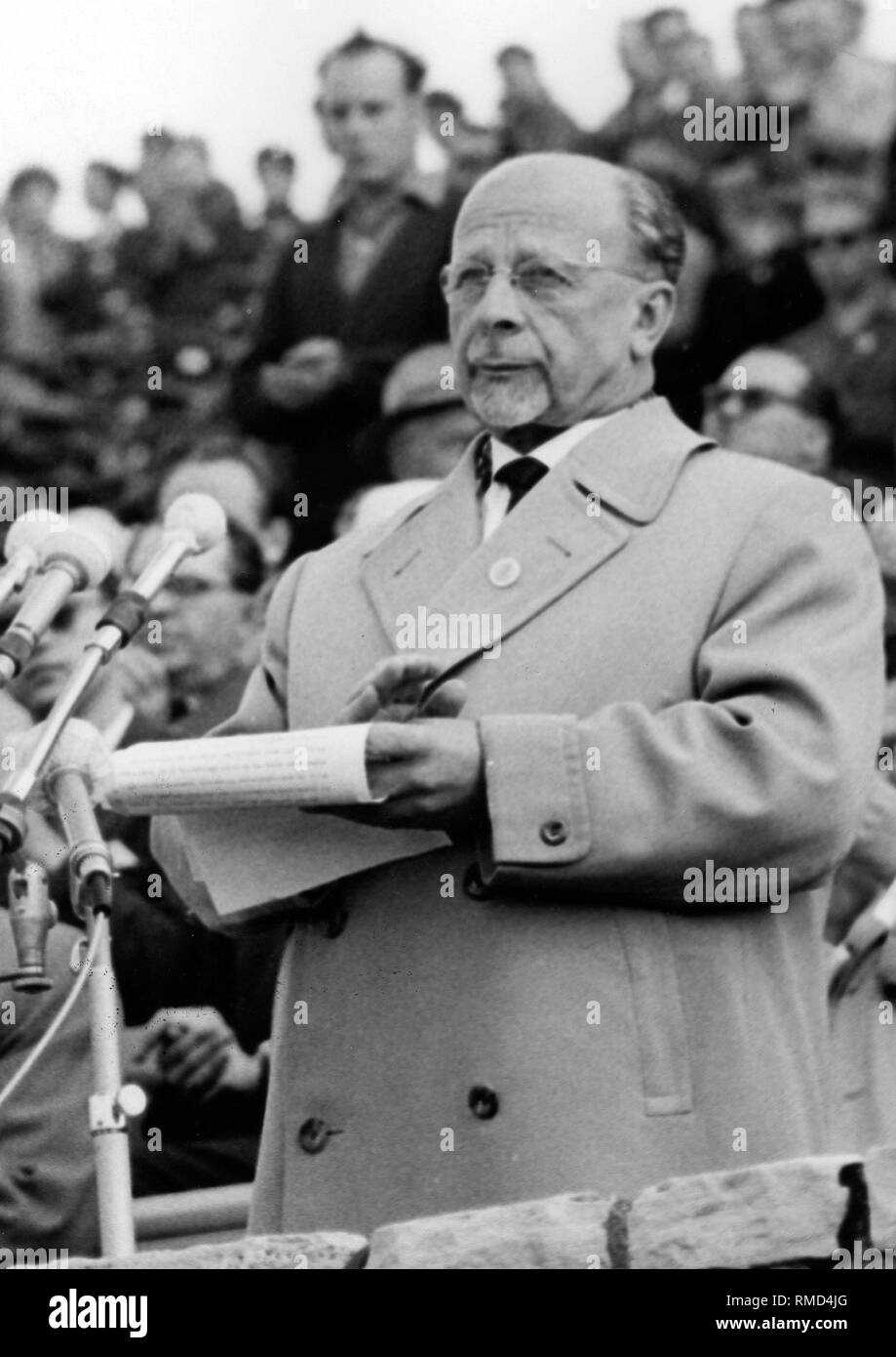 Walter Ulbricht, party and head of state of the GDR in a speech at the ...
