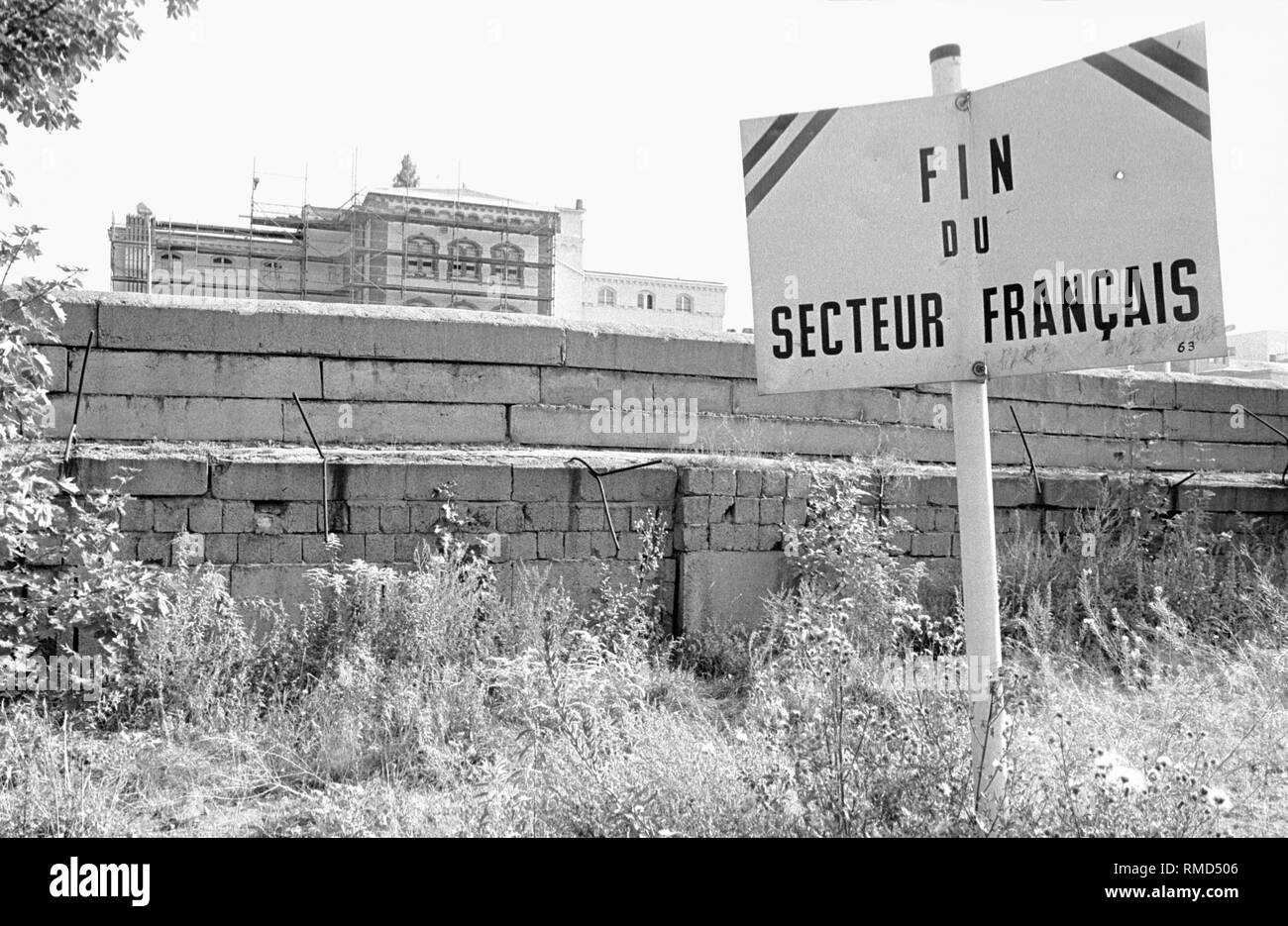 A sign on the Berlin Wall in the Wedding district informs about the end ...