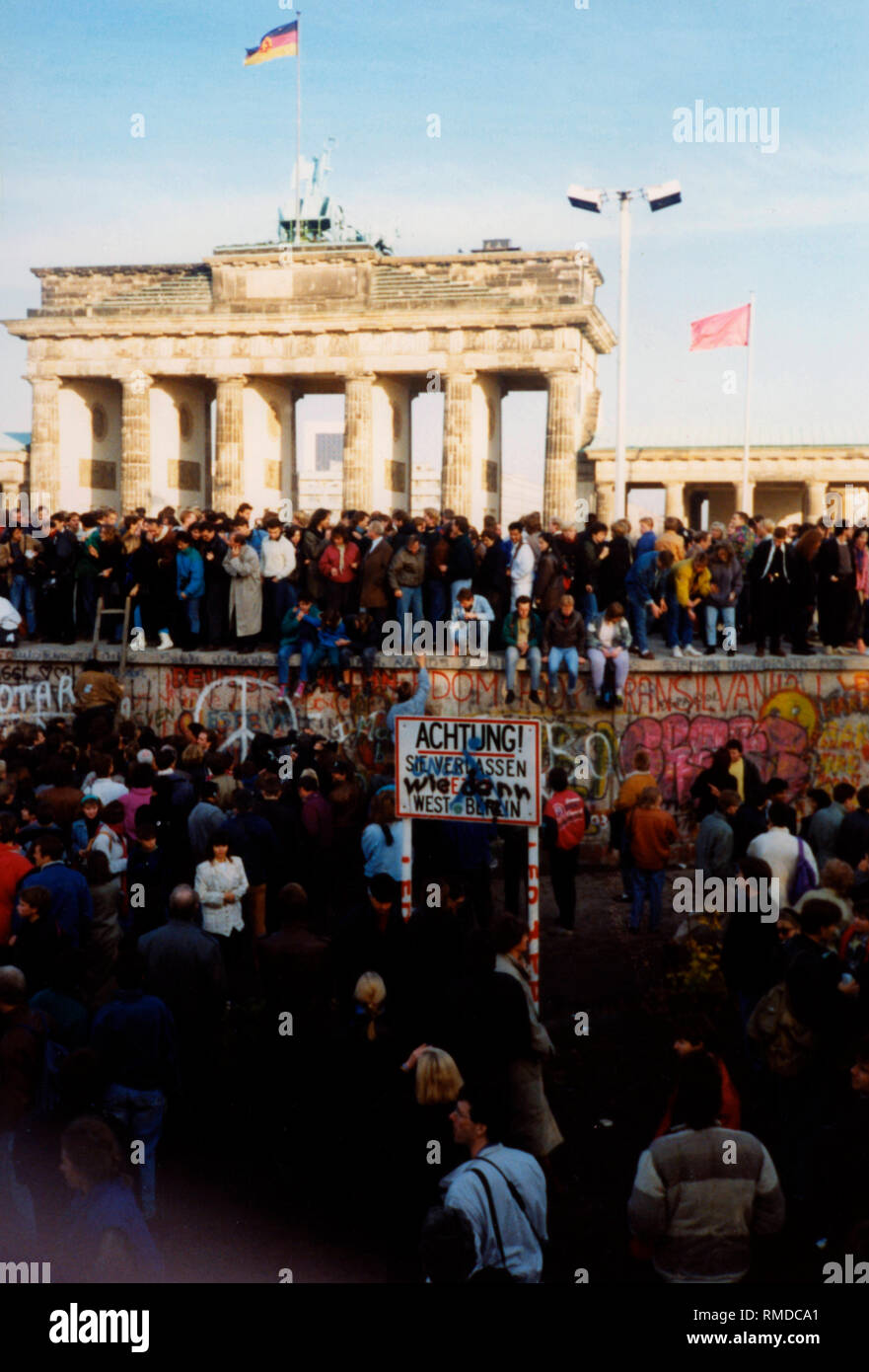 Crowd on and at of the wall at brandenburg gate hi-res stock ...