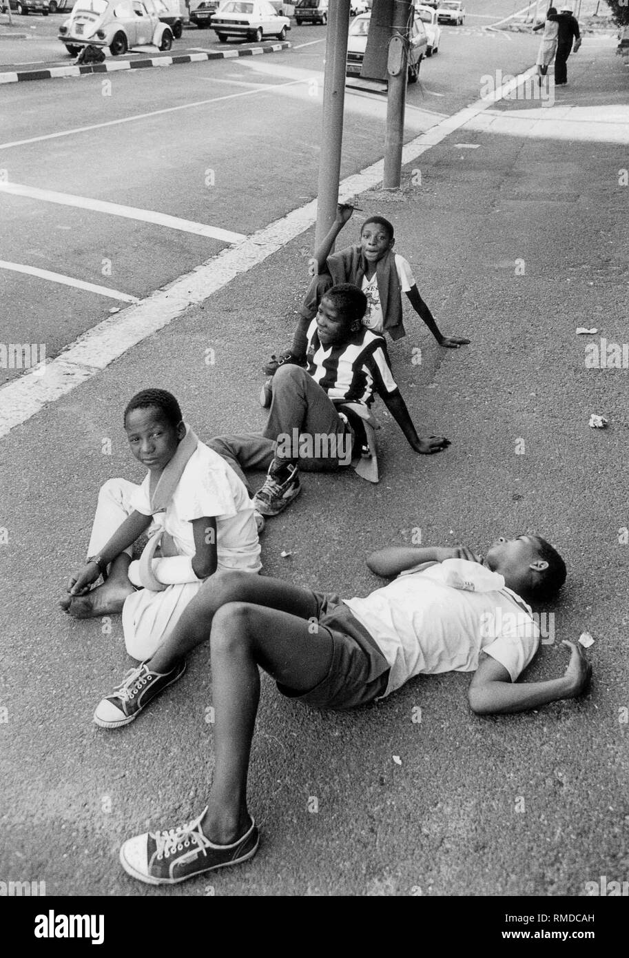 Homeless black children on the street in Cape Town Stock Photo - Alamy