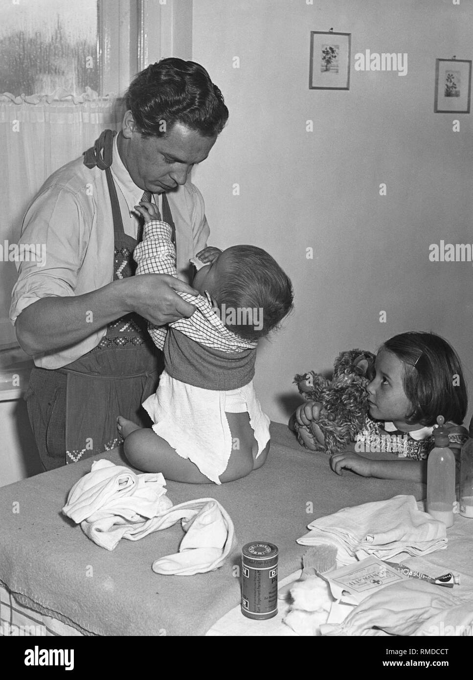 1950s father black and white hi-res stock photography and images - Alamy