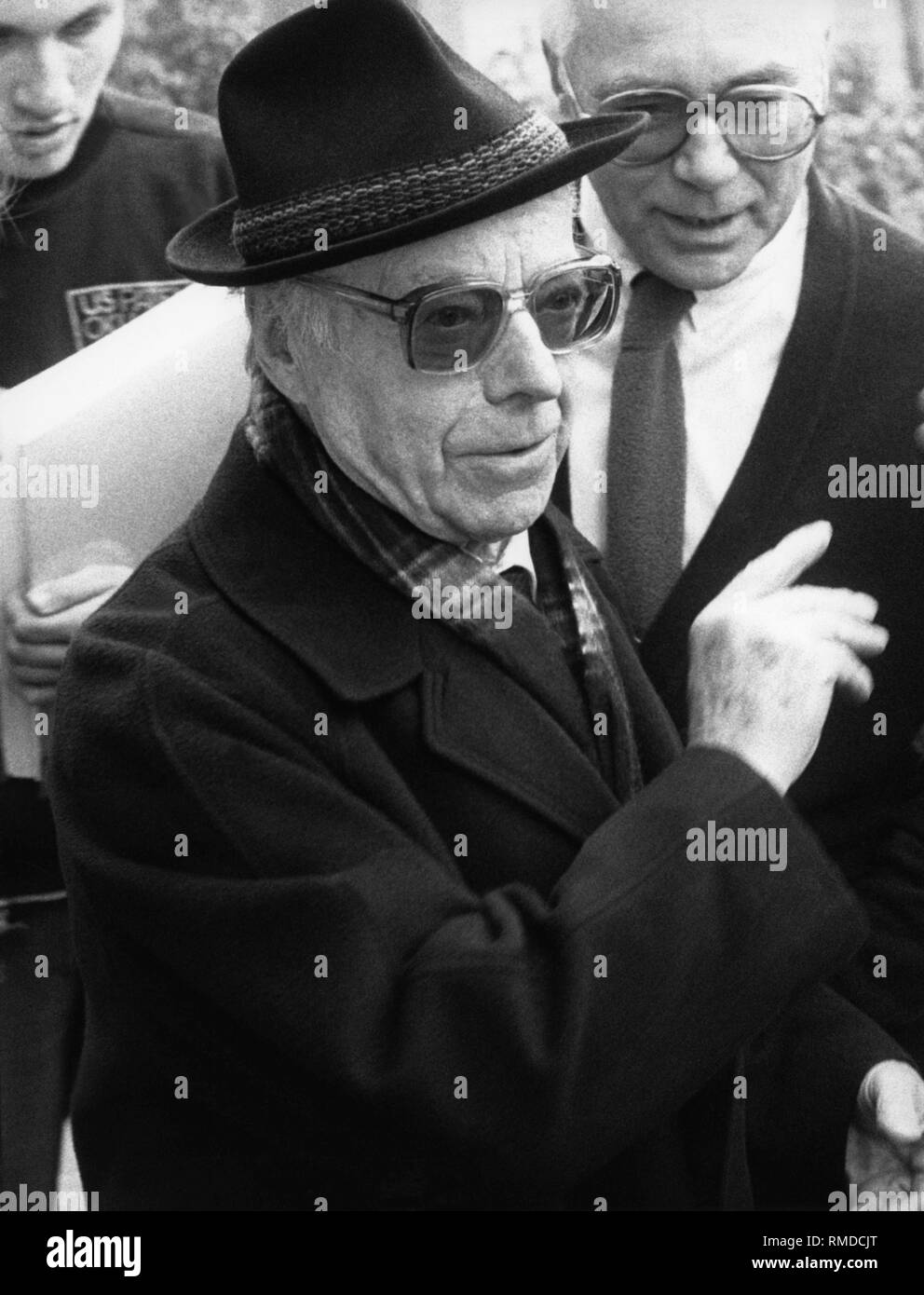 This photo shows actor Heinz Ruehmann after his appearance on the TV ...