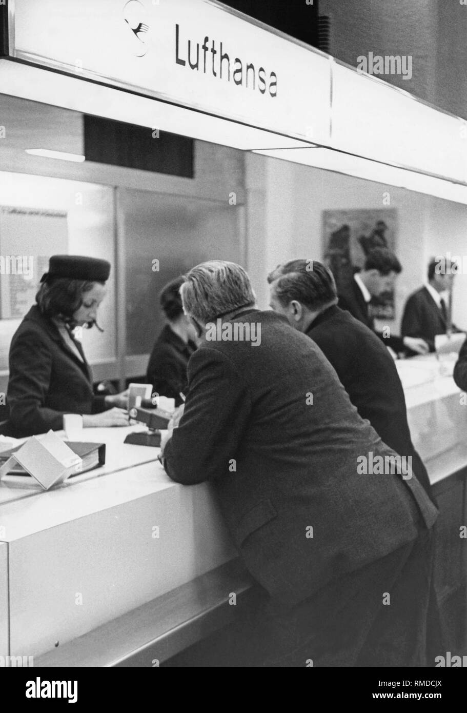 Check in airport 60s hi-res stock photography and images - Alamy