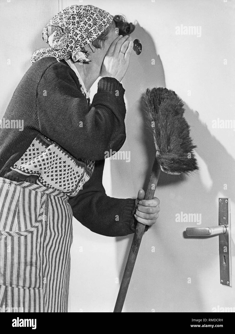 1950s housewife cleaning hi-res stock photography and images - Alamy