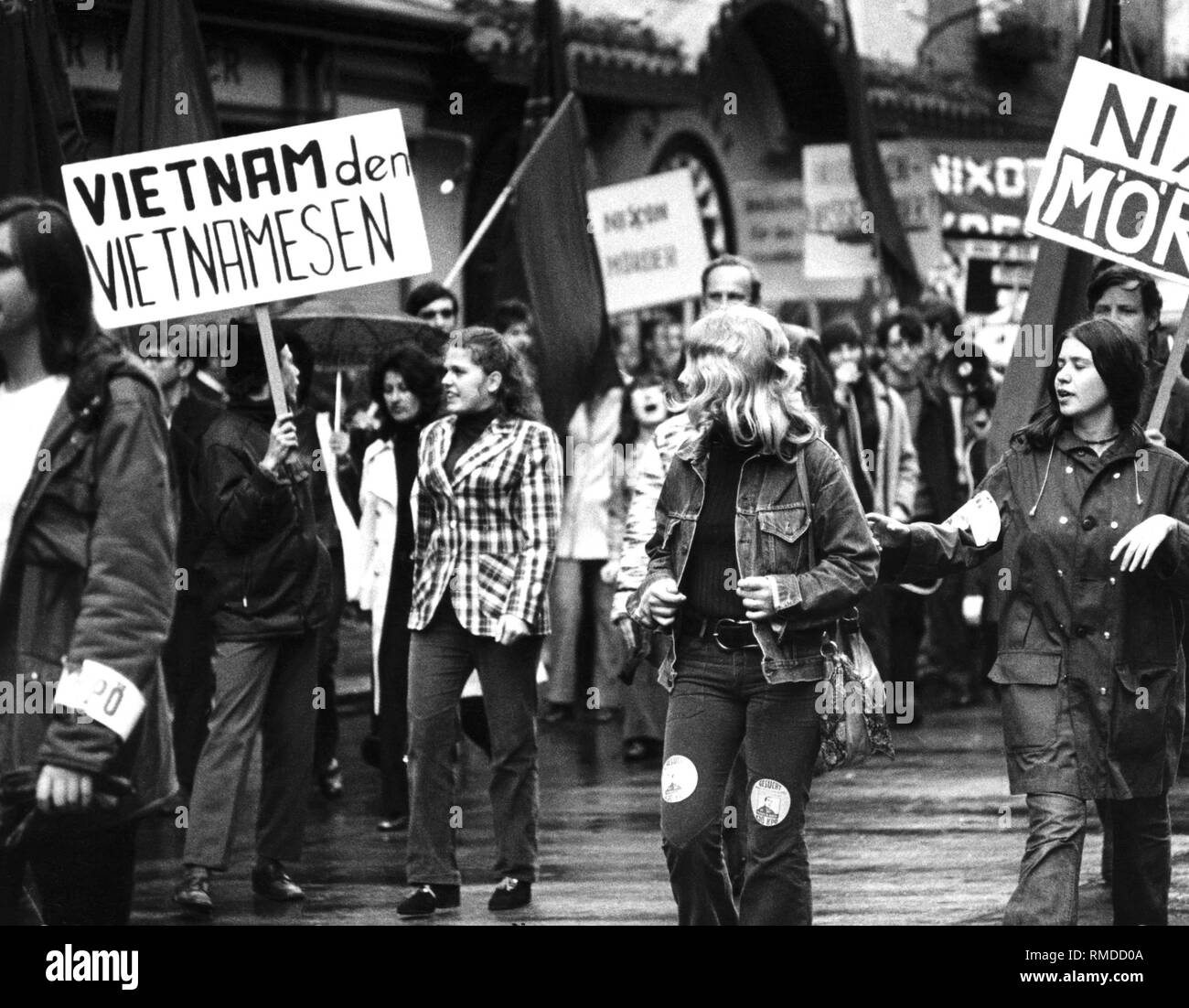 Opponents of the Vietnam War while demonstrating, 70s Stock Photo - Alamy