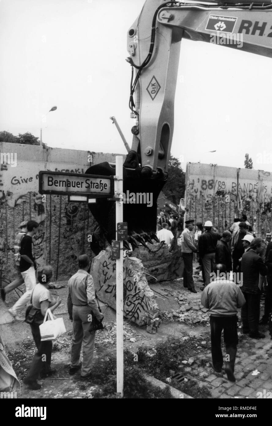 Fall berlin wall demolition wall Black and White Stock Photos & Images ...