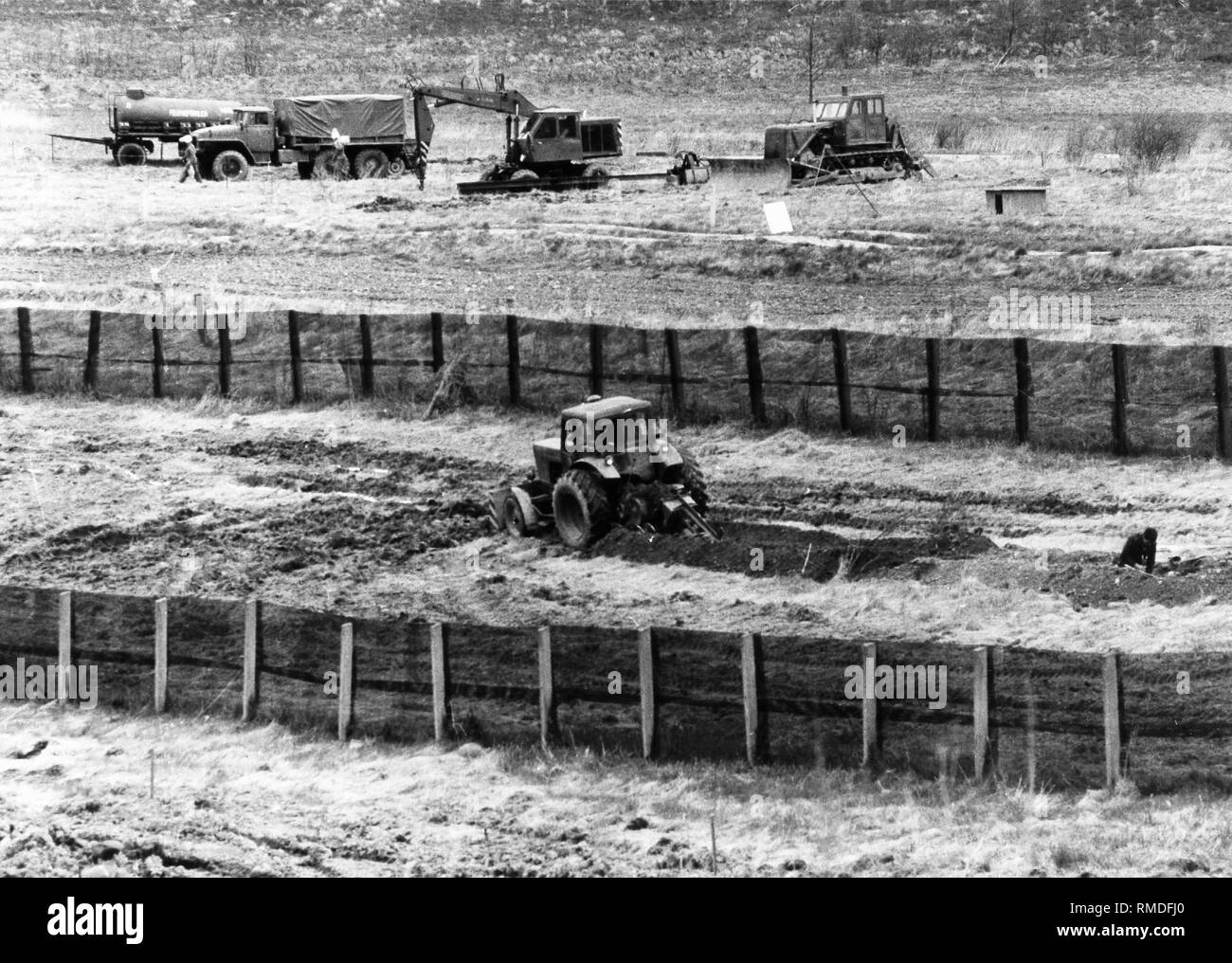 Work on the extension of the border fortifications on the GDR border ...