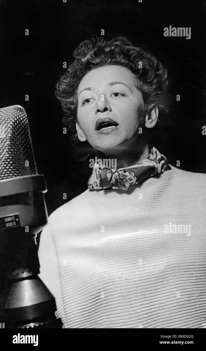 German cabaret artist Lore Lorentz when singing Stock Photo - Alamy