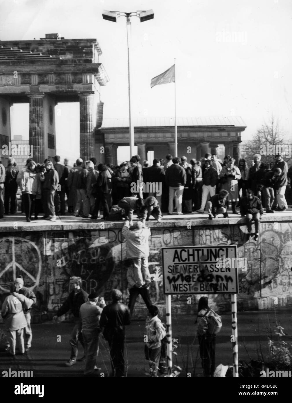Berlin wall falling 1989 hi-res stock photography and images - Alamy